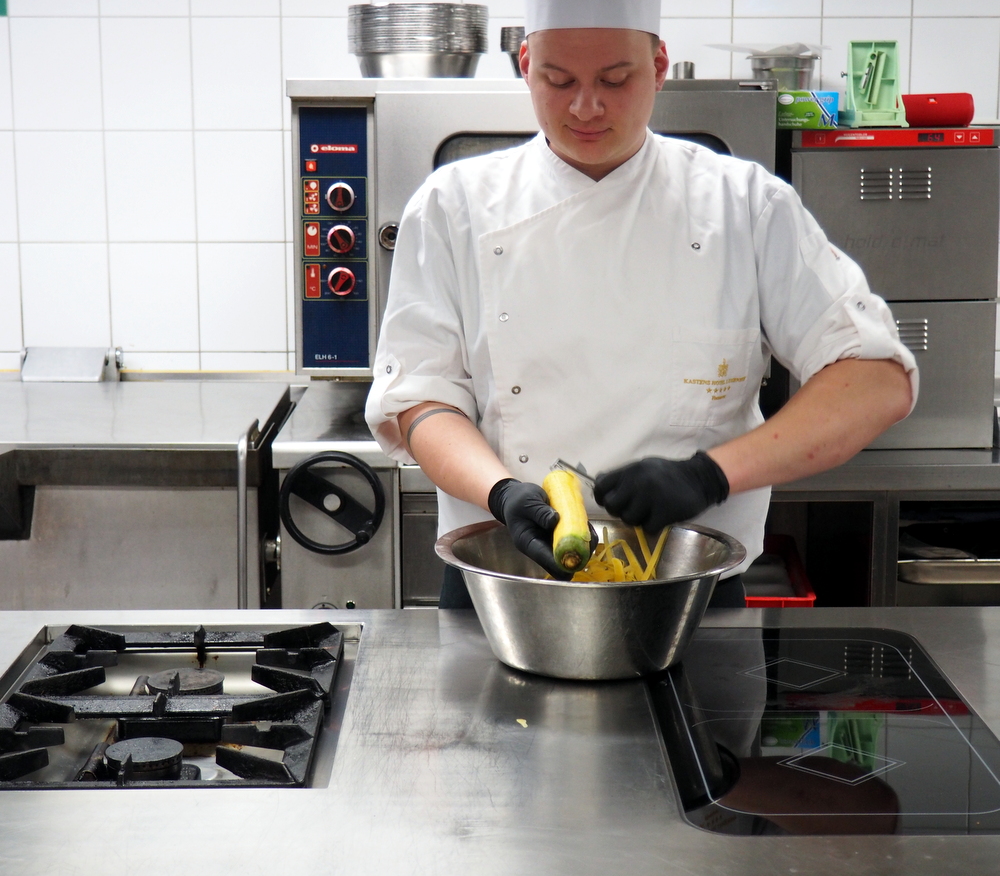 Ein Kochazubi auf dem Entremetier